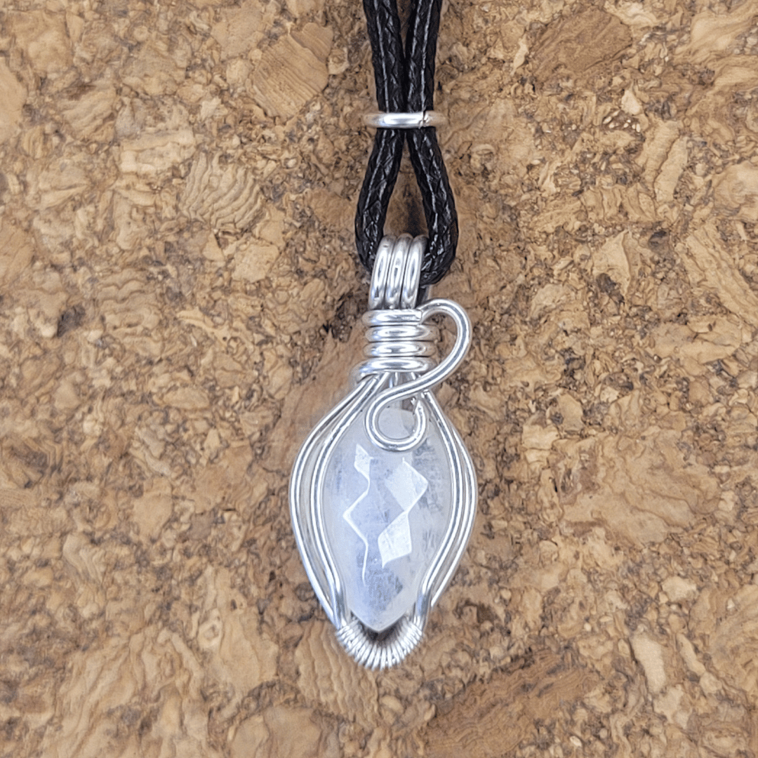 CRYSTAL PENDANT RAINBOW MOONSTONE – BASE FIVE CO